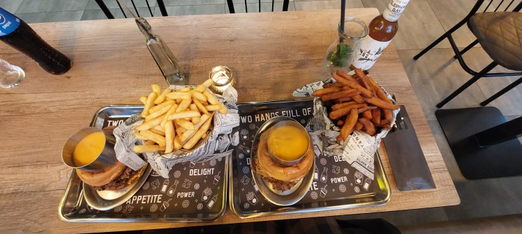 Extreme Cheeseburger: Two Hands Full Frankfurt – Frankfurt Foodie