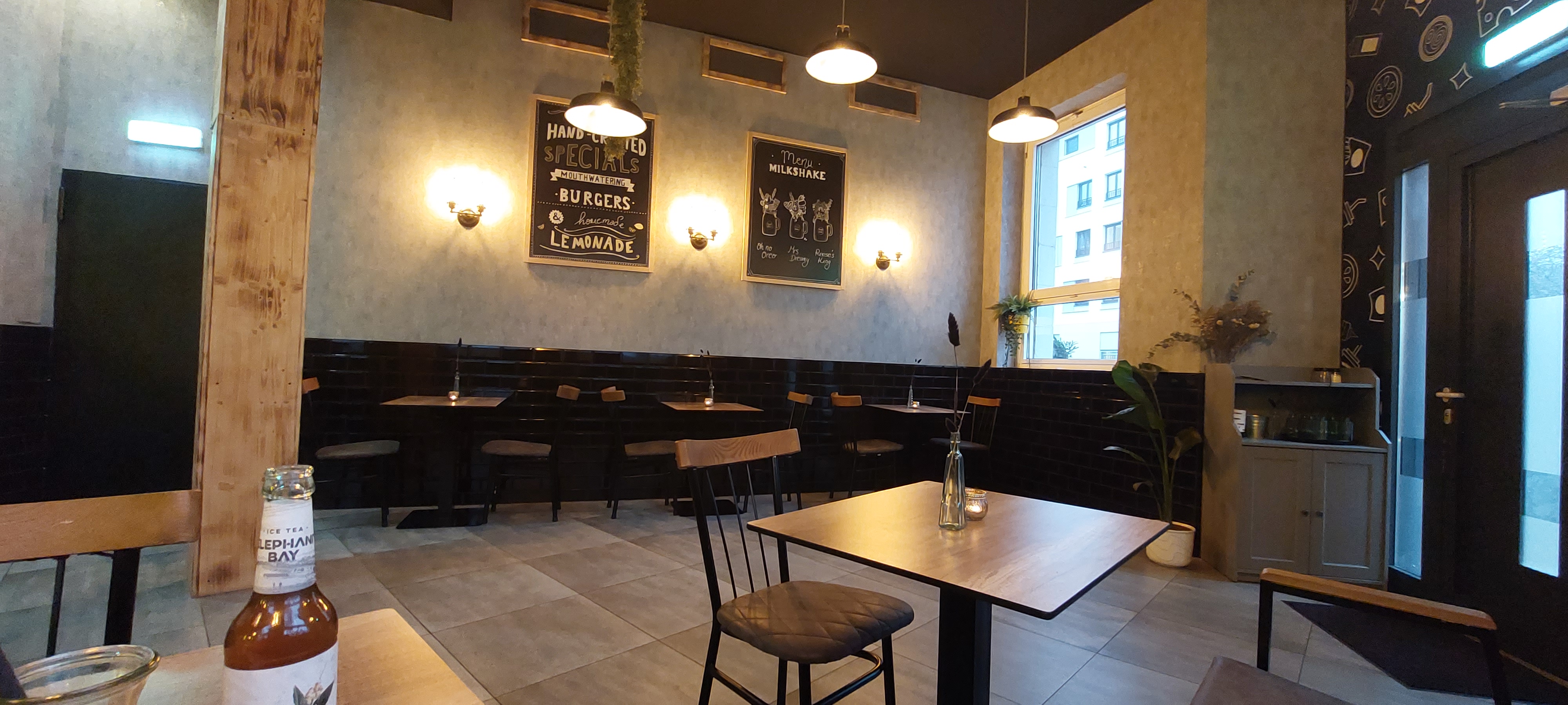 Extreme Cheeseburger: Two Hands Full Frankfurt – Frankfurt Foodie