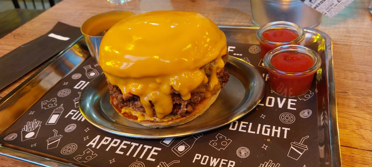 Extreme Cheeseburger: Two Hands Full Frankfurt – Frankfurt Foodie